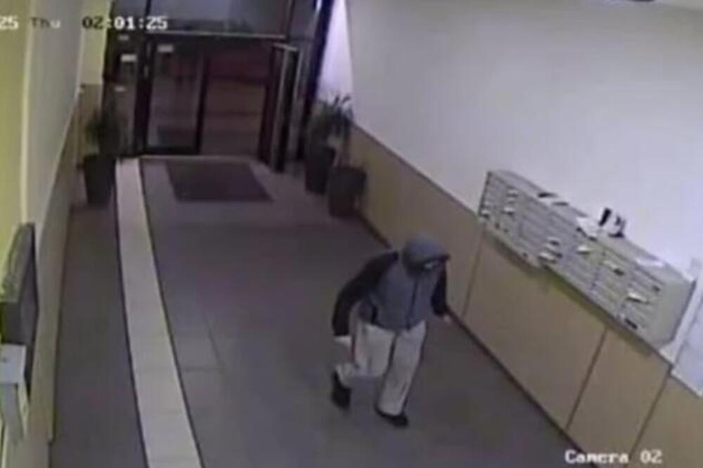 Maskirani lopov kruži zgradama po Srbiji i proverava da li je neko ...