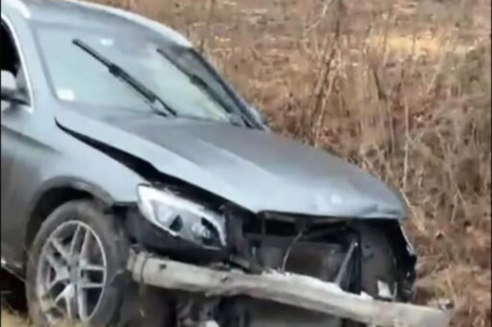 SRPSKI PEVAČ DOŽIVEO STRAŠNU SAOBRAĆAJNU NESREĆU! Auto SMRSKAN, slike ...